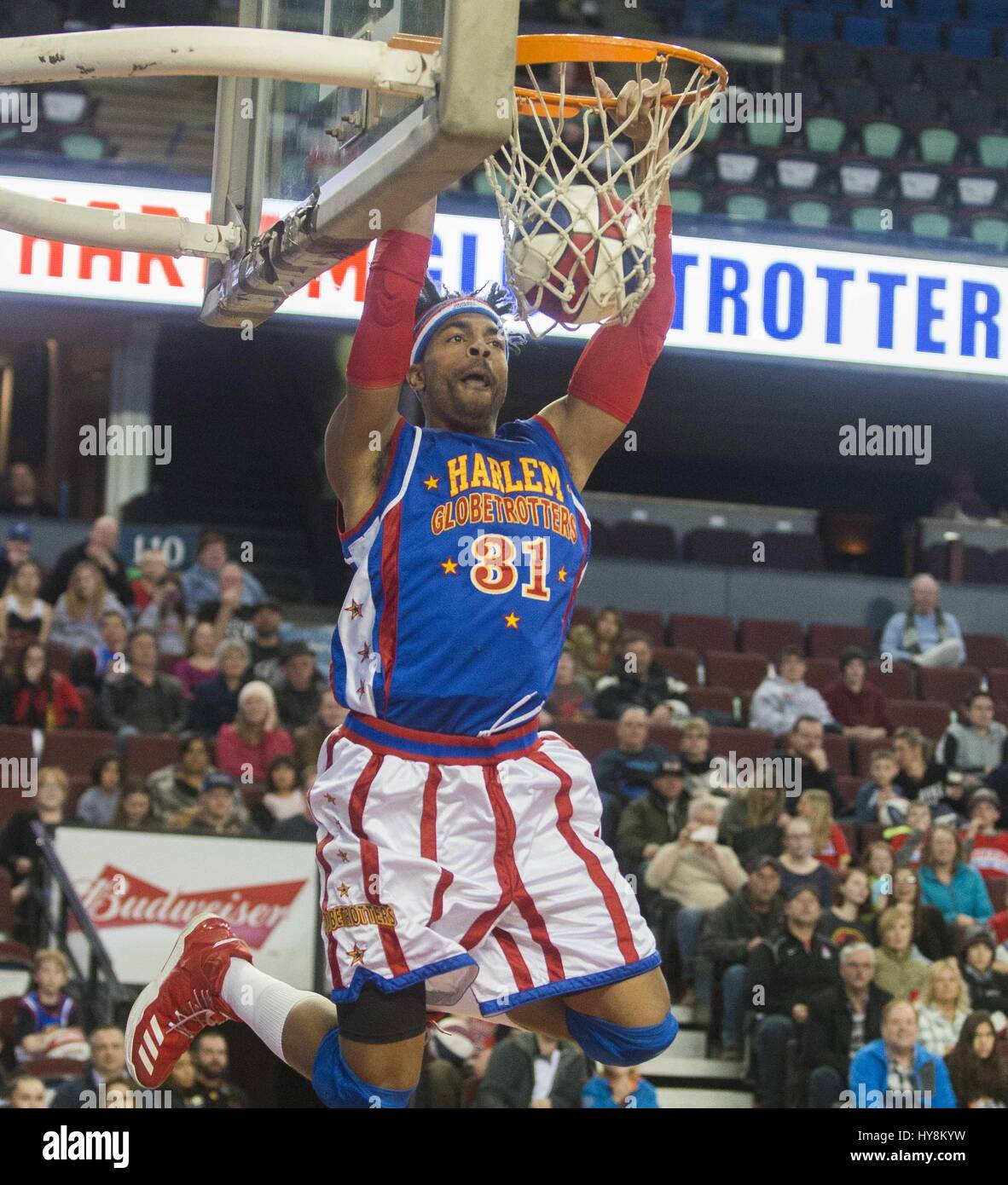 Harlem Globetrotters take on the World All-Stars Basketball team in ...