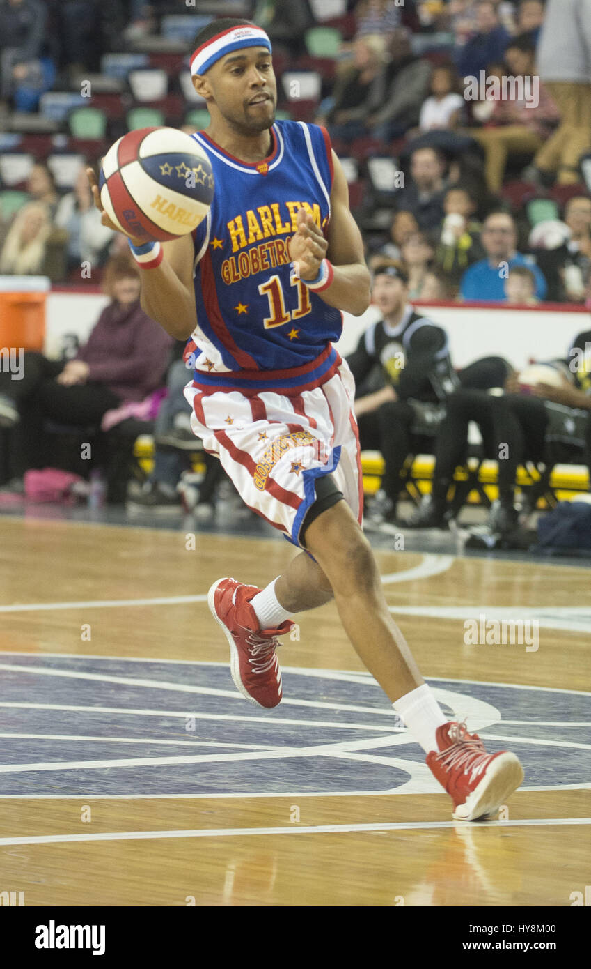 Harlem Globetrotters take on the World All-Stars Basketball team in ...