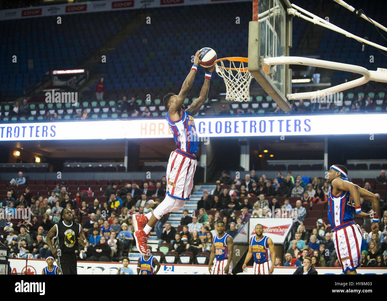 Harlem Globetrotters take on the World All-Stars Basketball team in ...