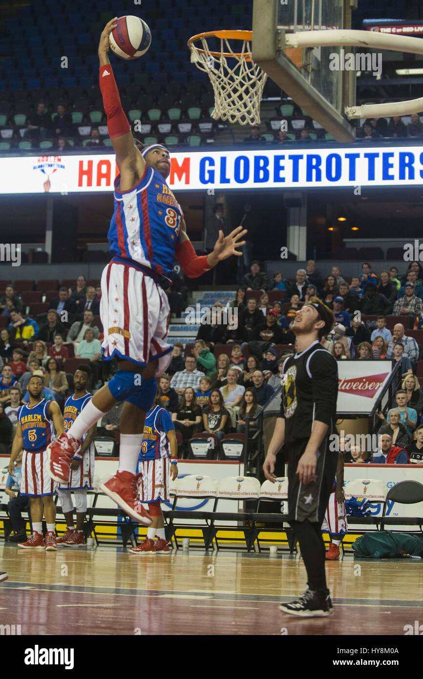 Harlem Globetrotters take on the World All-Stars Basketball team in ...