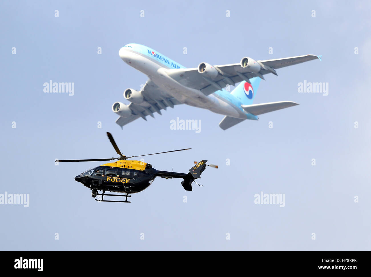 Helicopter over london hi-res stock photography and images - Alamy