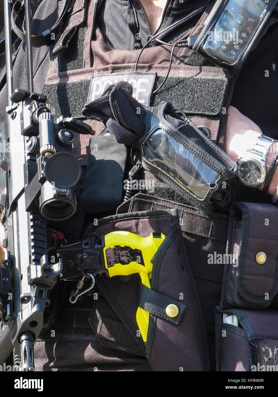 Heavily armed police on duty in London Stock Photo - Alamy