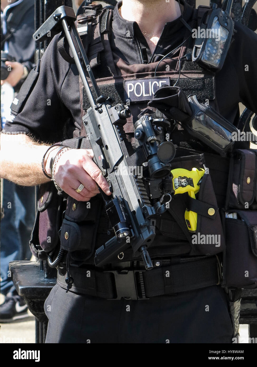 Heavily armed police on duty in London Stock Photo - Alamy