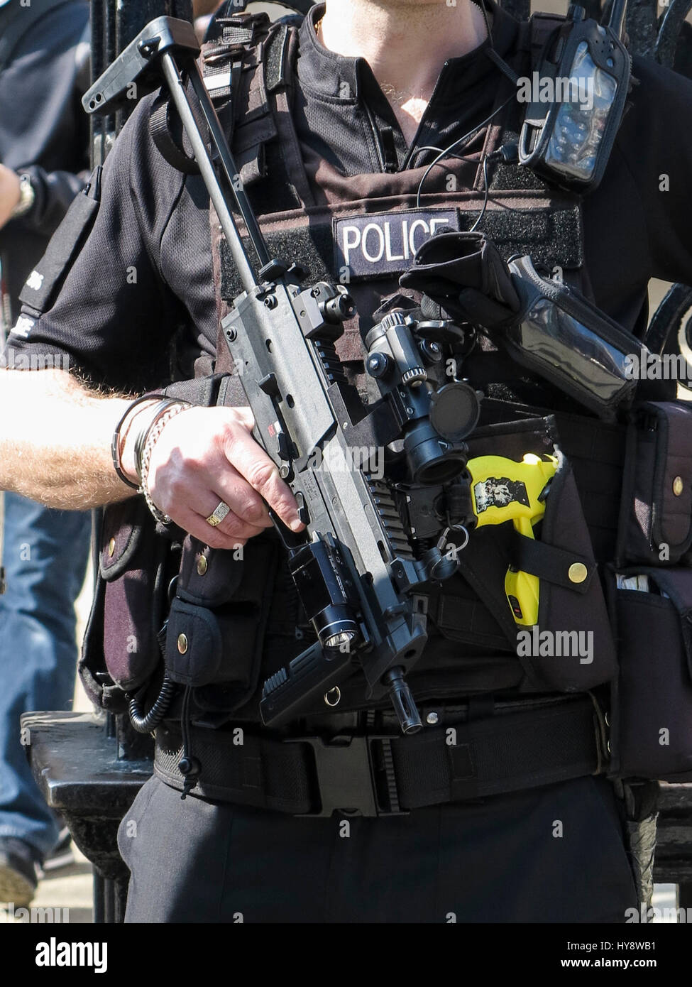 Heavily armed police on duty in London Stock Photo - Alamy