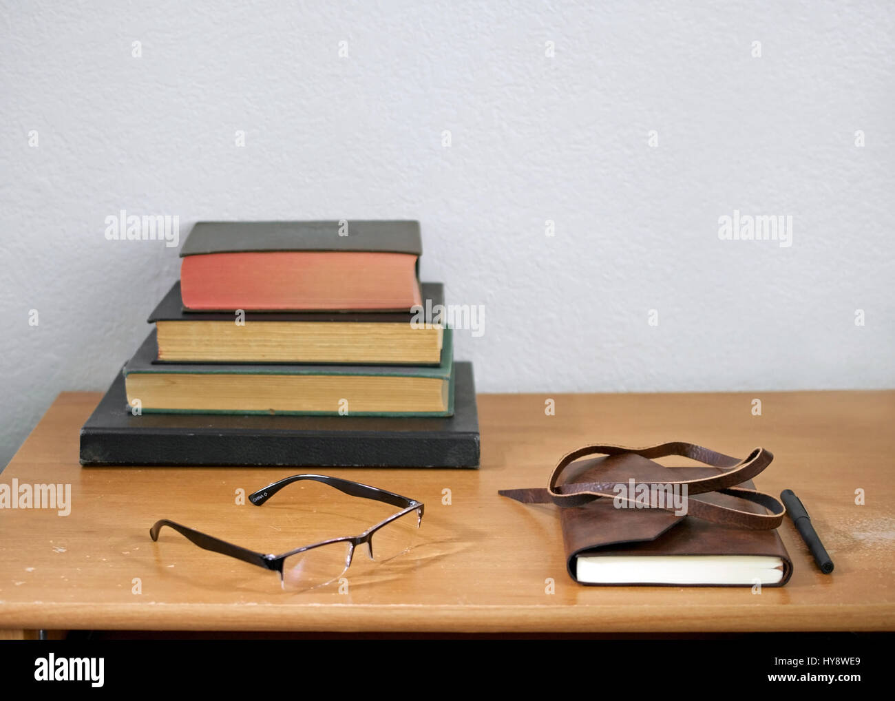 Vintage writing desk books hi-res stock photography and images - Alamy