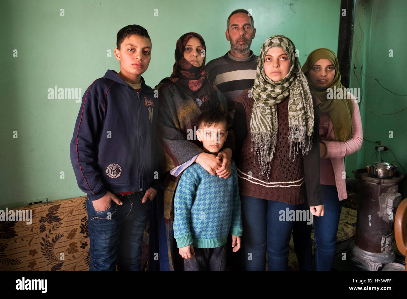 66/5000 Laundry hanging outside in distressed areas in Homs, Syria in ...