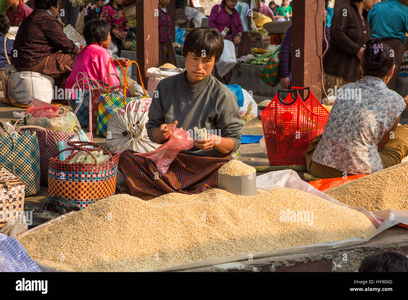 Woman selling grains hi-res stock photography and images - Alamy