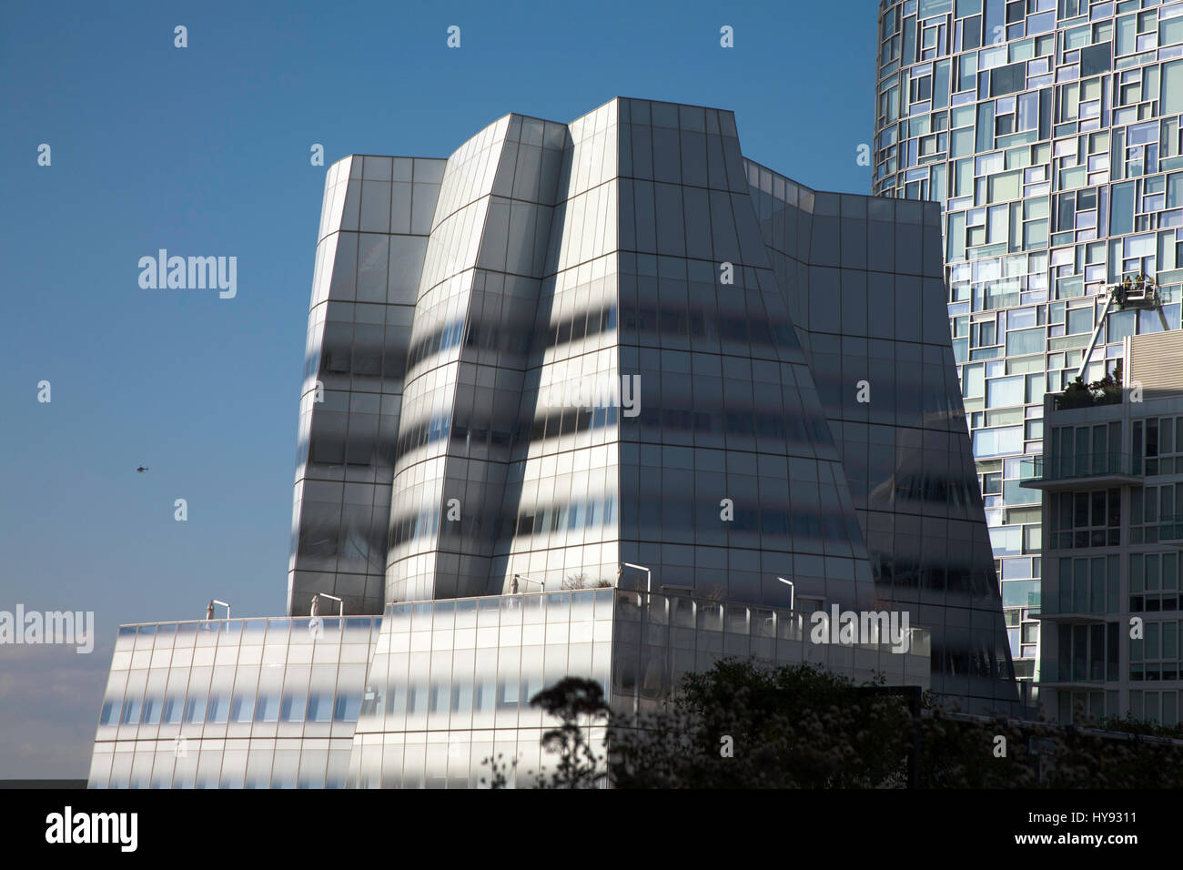The IAC InterActiveCorp offices from the High Line running through ...