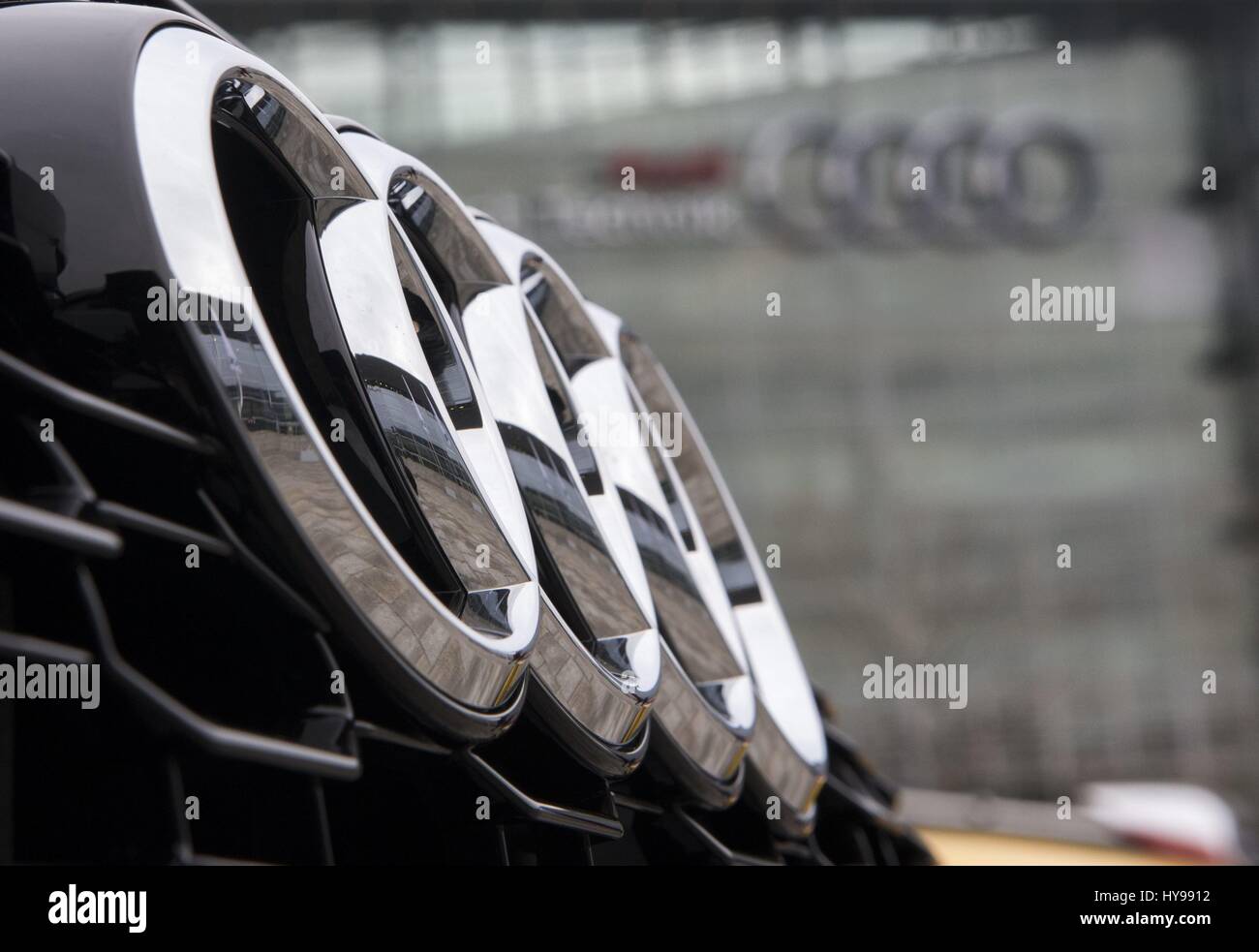 Audi-Logo eines Audi RS5 vor dem Gebaeude des Unternehmens in ...