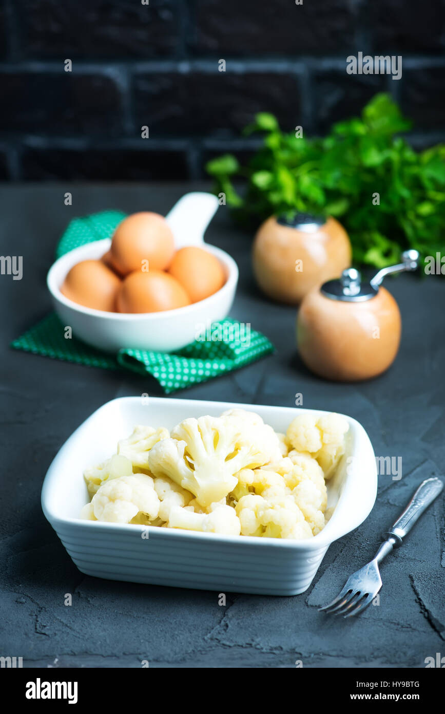 boiled cauliflower in bowl and on a table Stock Photo - Alamy