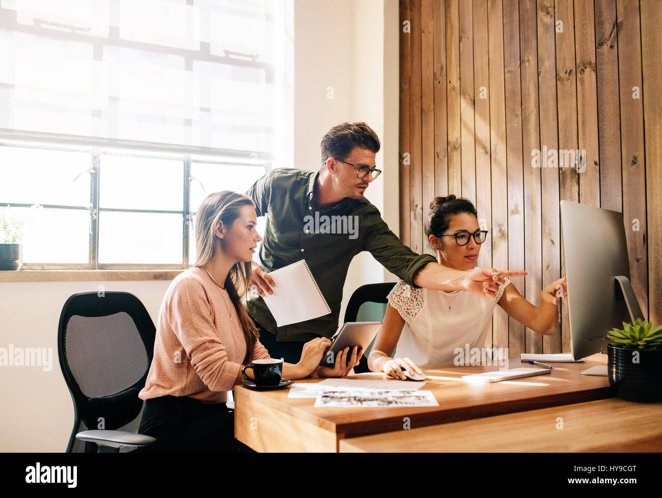Business colleagues computer hi-res stock photography and images - Alamy