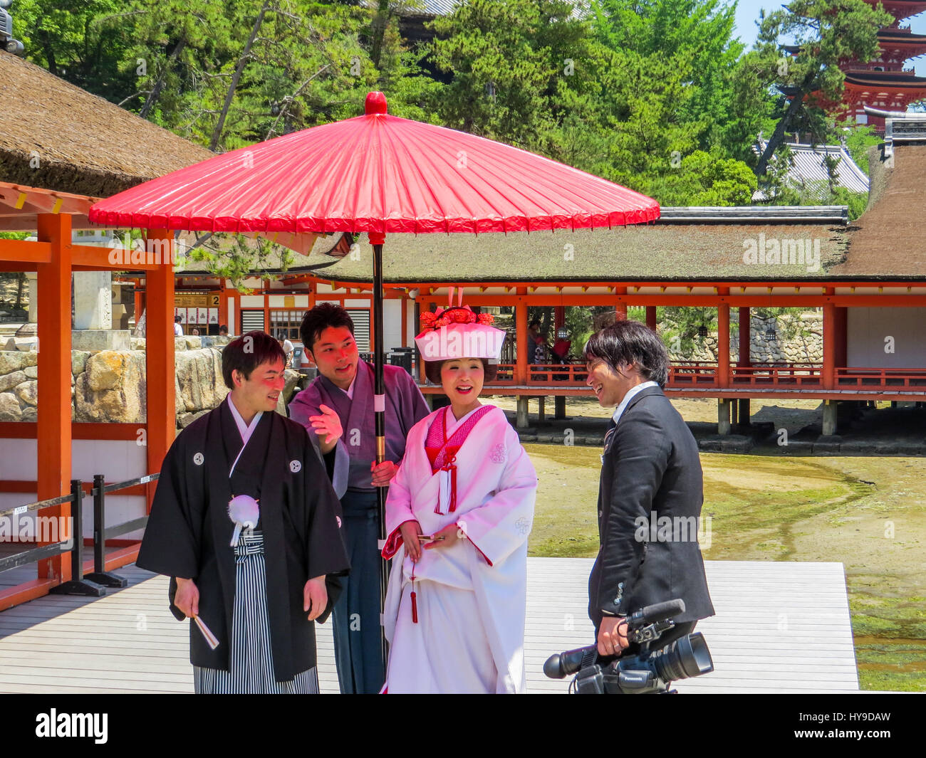 Japanese wedding costumes hi-res stock photography and images - Alamy