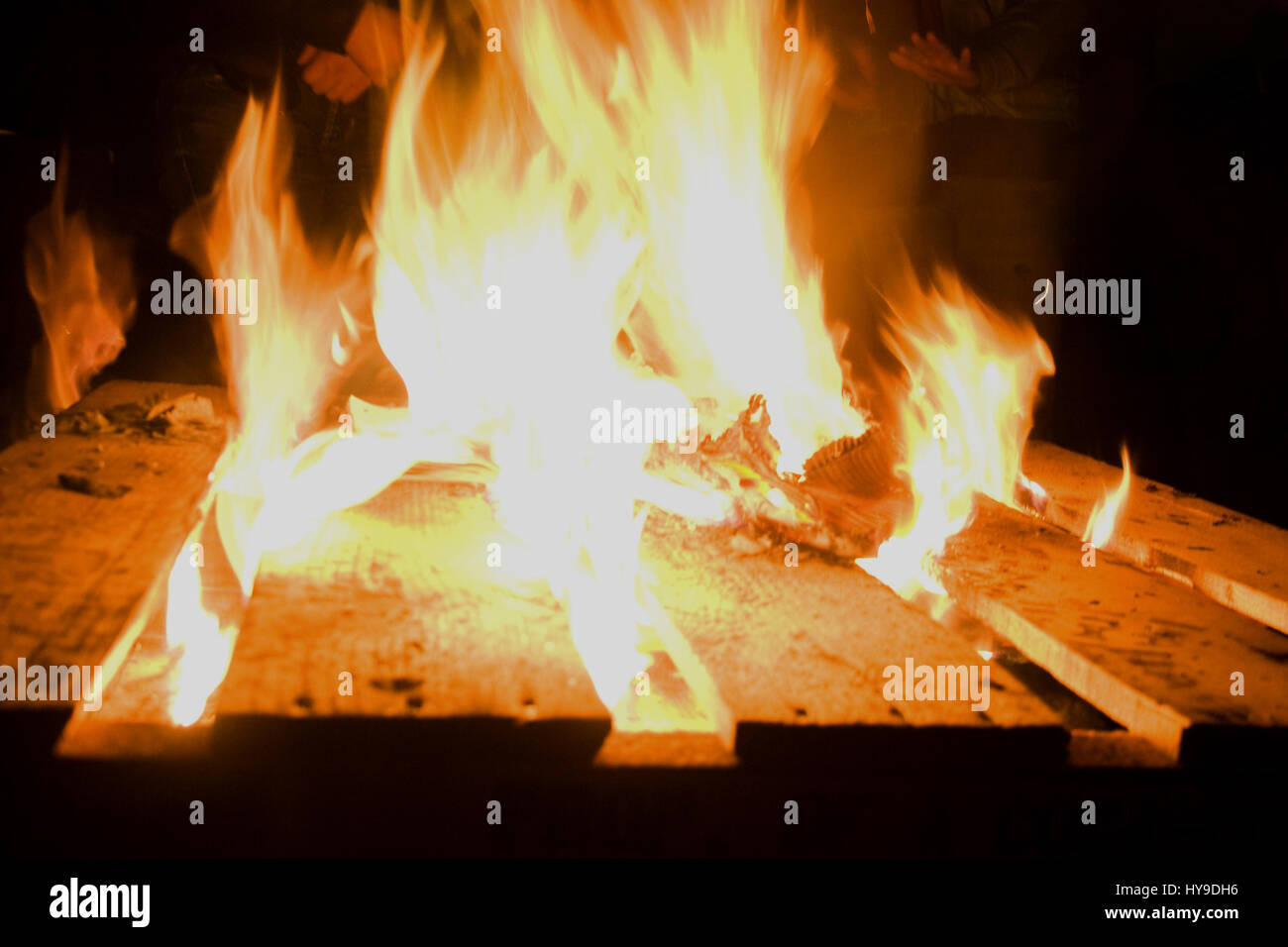 Detail of the flames of a bonfire made of wooden pallets Stock Photo ...