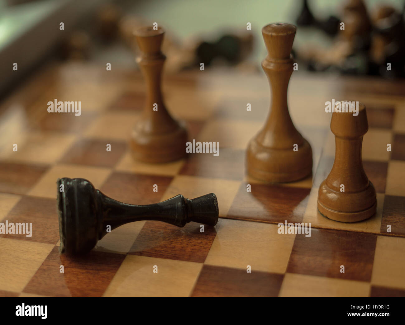 Falling king chess piece hi-res stock photography and images - Alamy