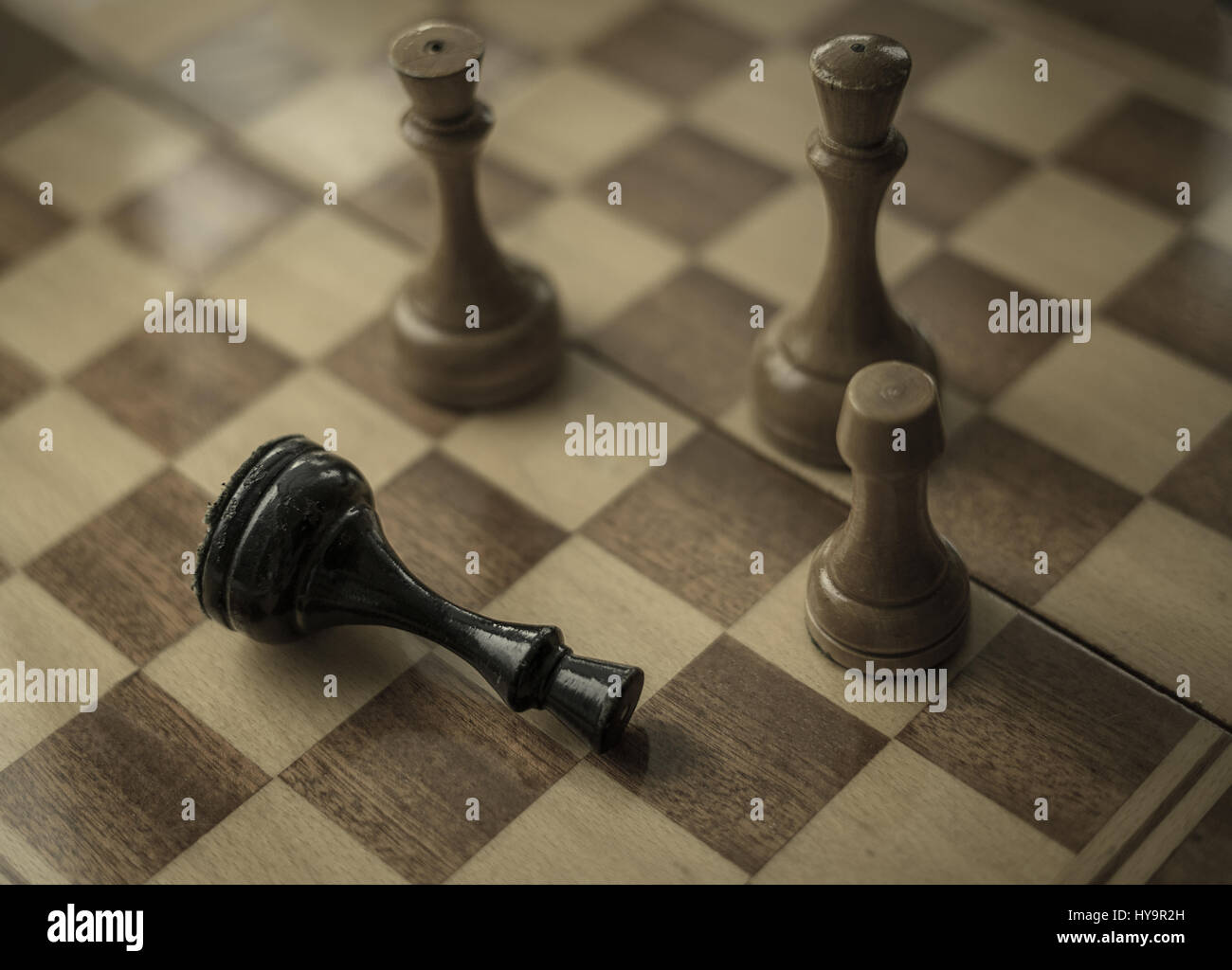 Fallen queen chess piece hi-res stock photography and images - Alamy