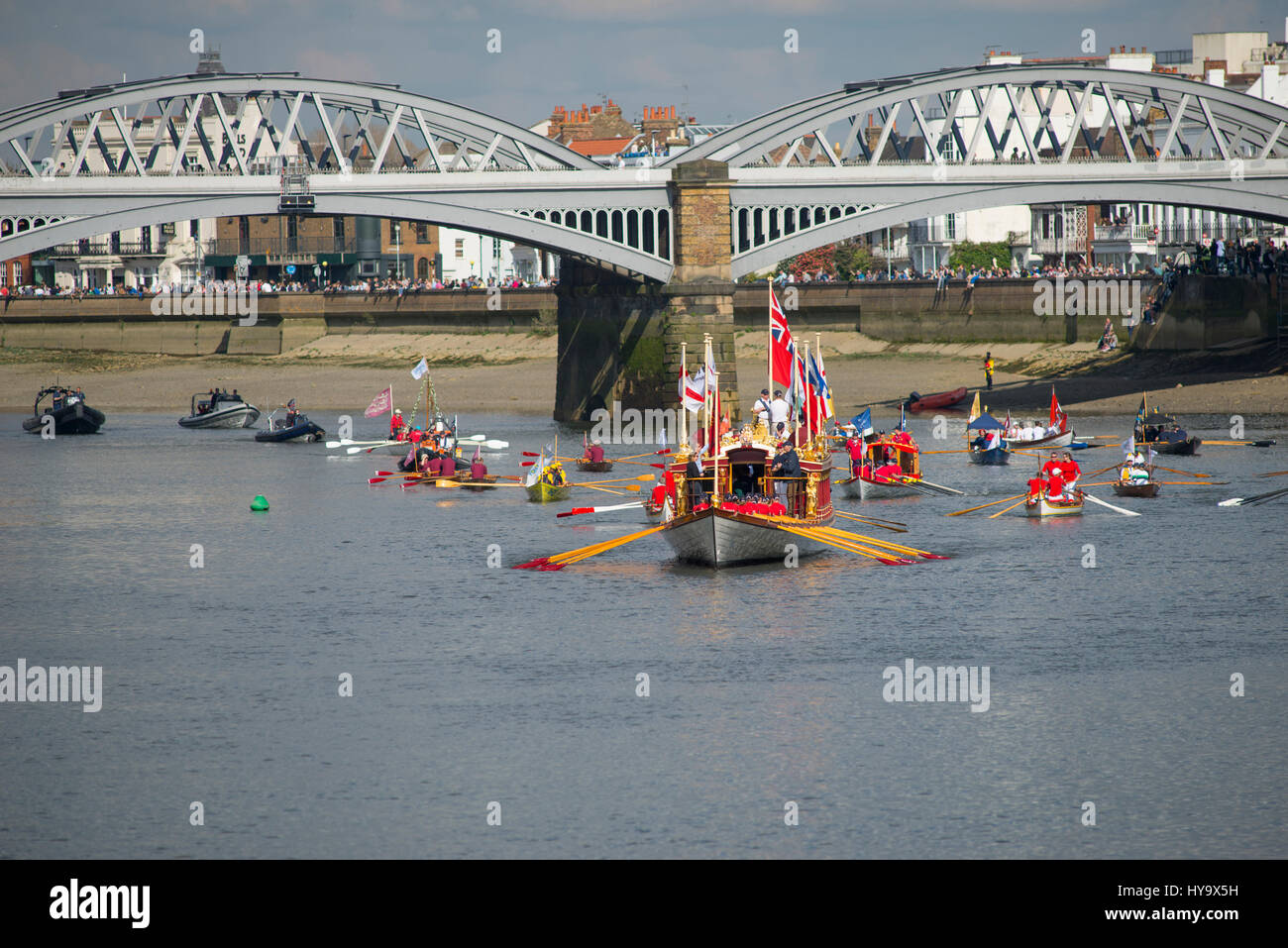 Oxford cambridge boat race finish line hi-res stock photography and ...