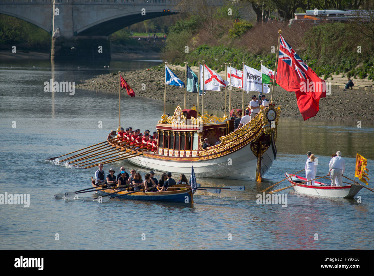 Barnes Bridge, London, UK. 2nd April, 2017. The Cancer Research UK Boat ...