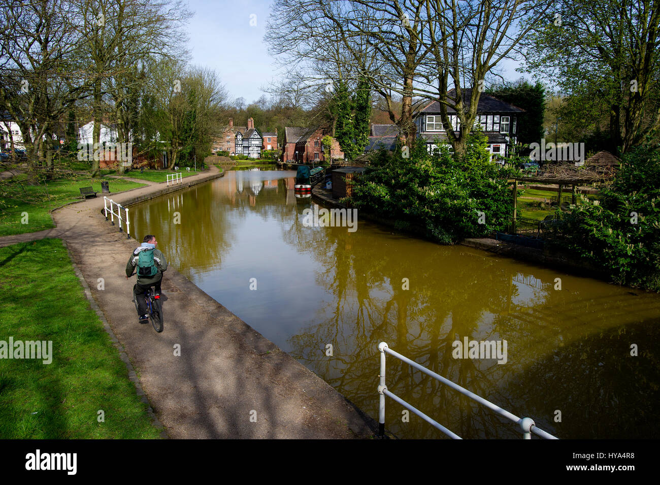 Worsley, UK. 3rd Apr, 2017. Glorious spring sunshine brings out walkers ...