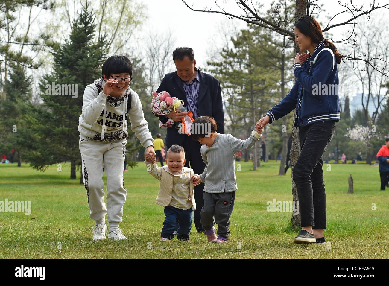 (170403) -- FENYANG, April, 2017 (Xinhua) -- Tourists go sightseeing at ...