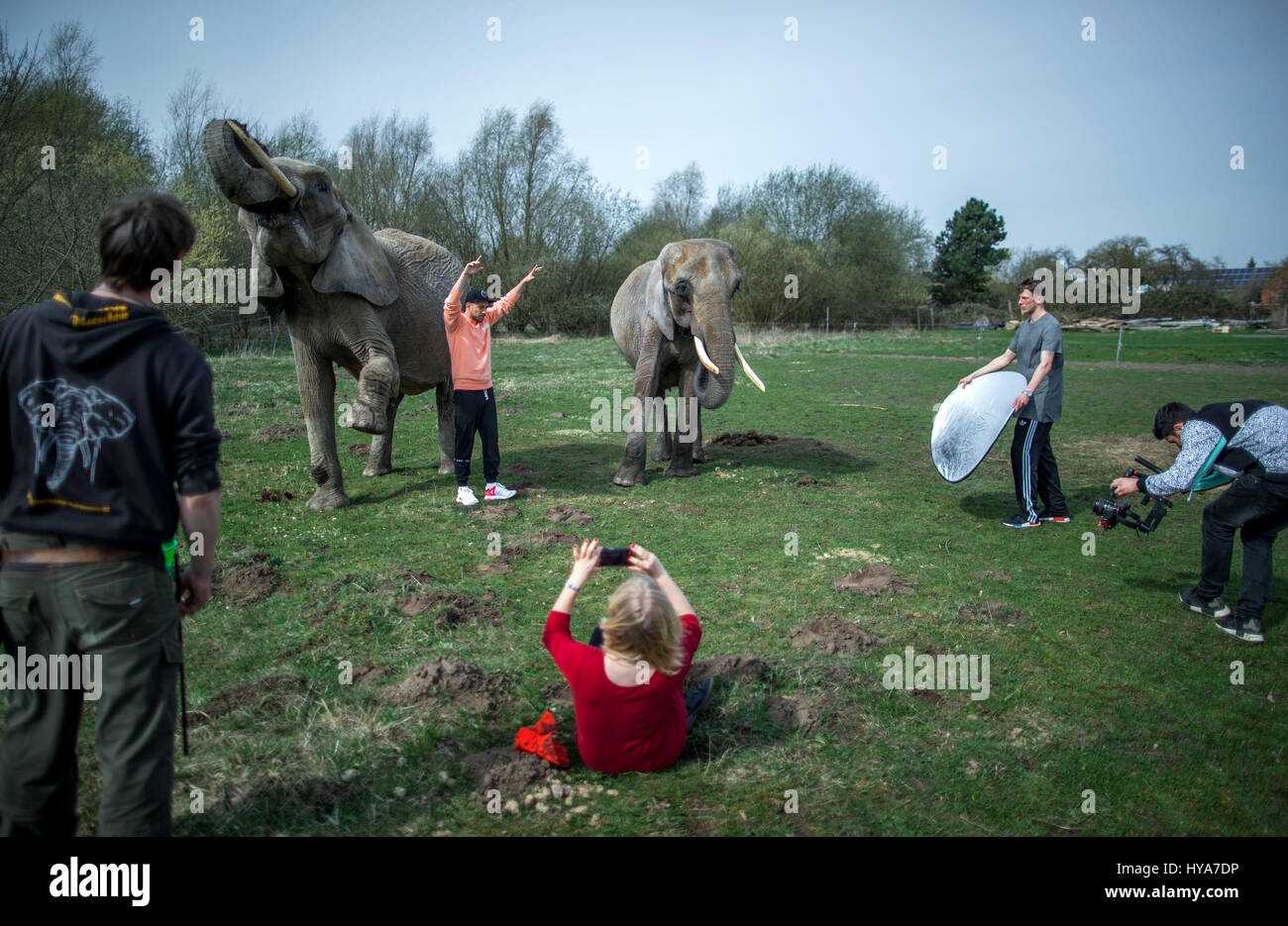 Platschow, Germany. 31st Mar, 2017. German rapper Liquit Walker (back C ...