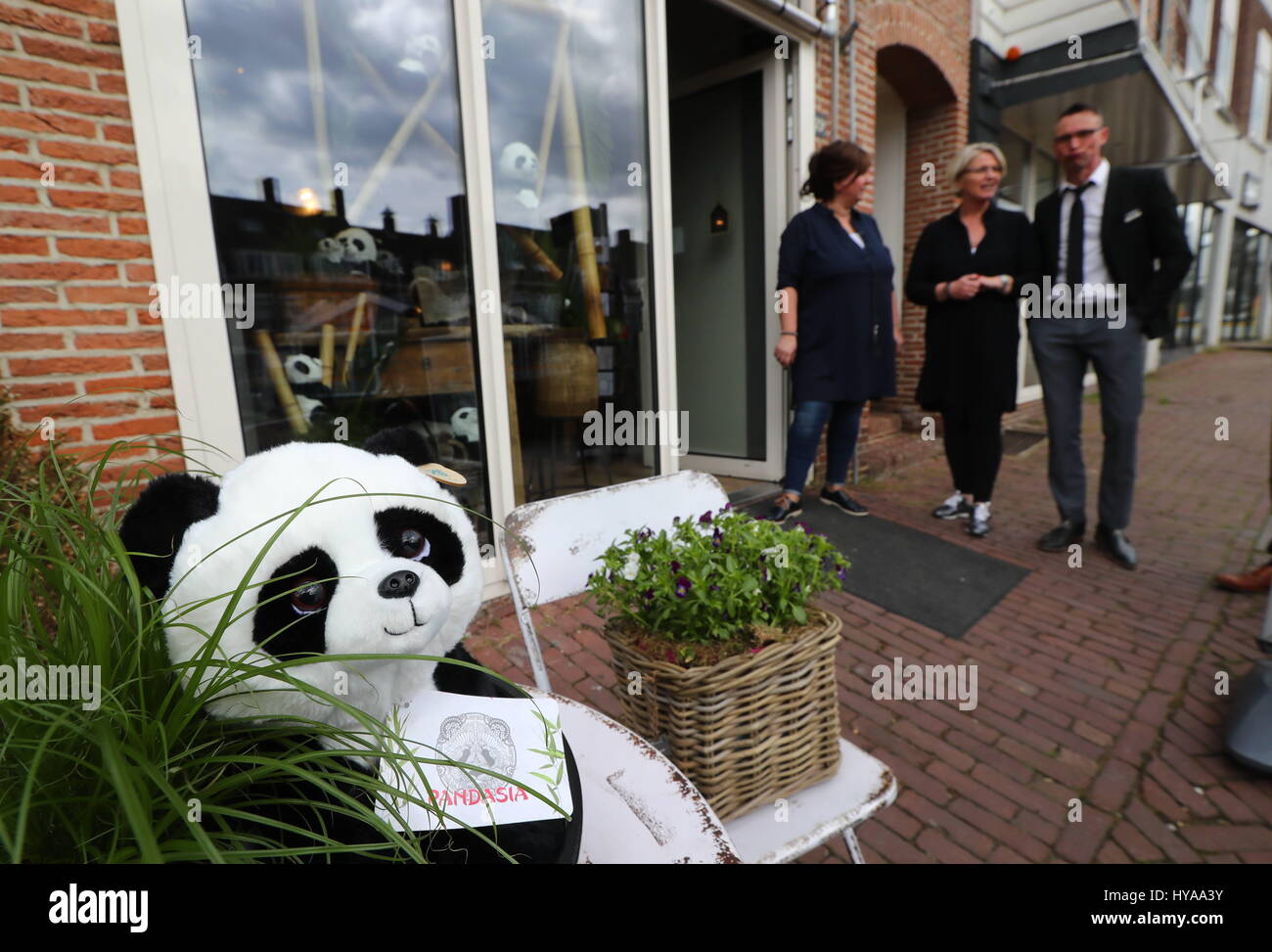 Rhenen, Netherlands. 5th Apr, 2017. A panda doll is pictured outside a ...