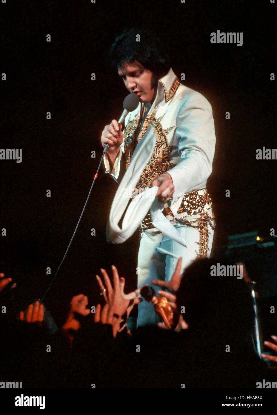 Elvis presley 1977 concert hi-res stock photography and images - Alamy