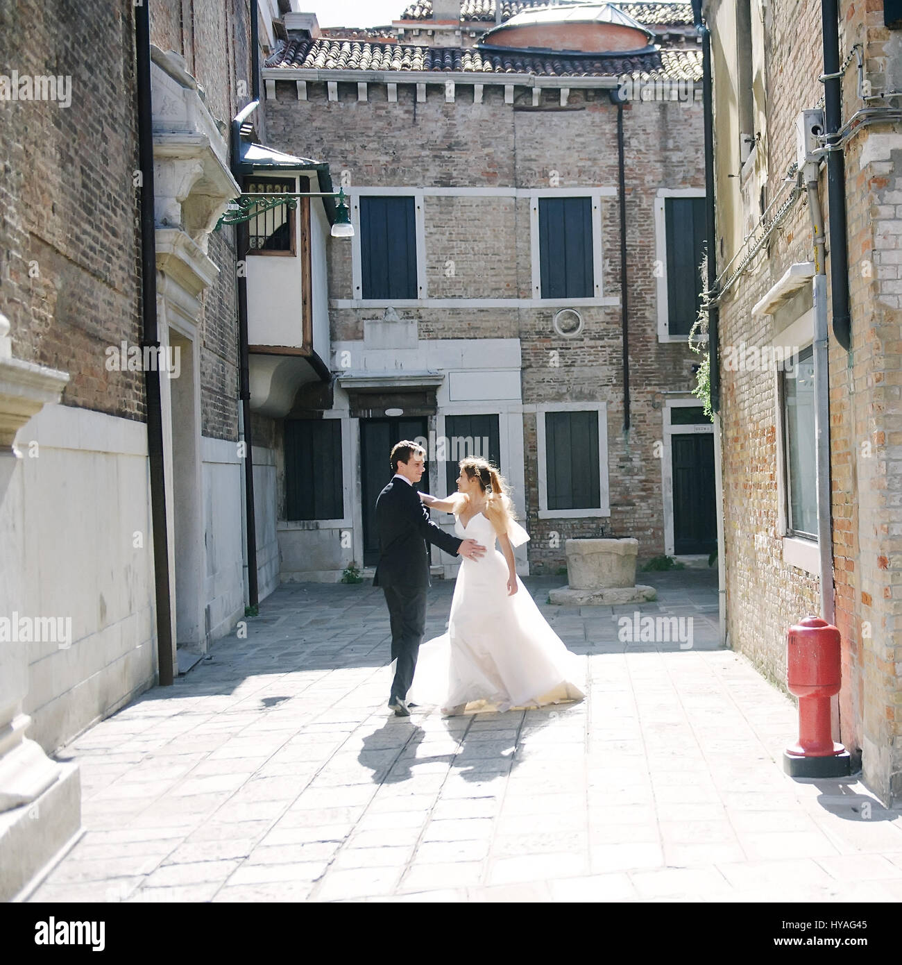 Young couple bride and groom dancing in Venice, Italy Stock Photo - Alamy