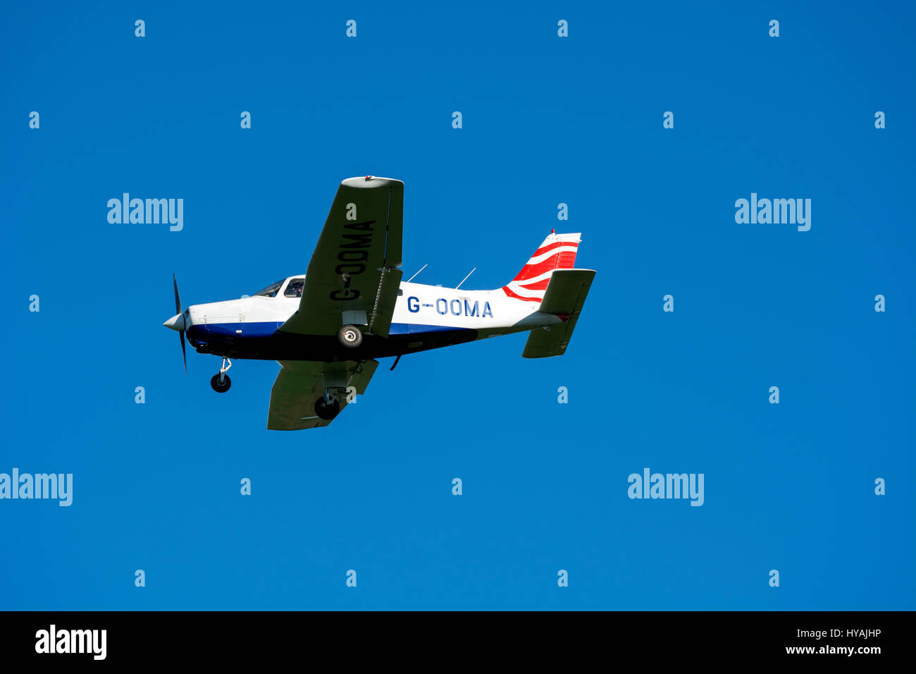 Piper pa28 pa 28 cherokee flying hi-res stock photography and images ...