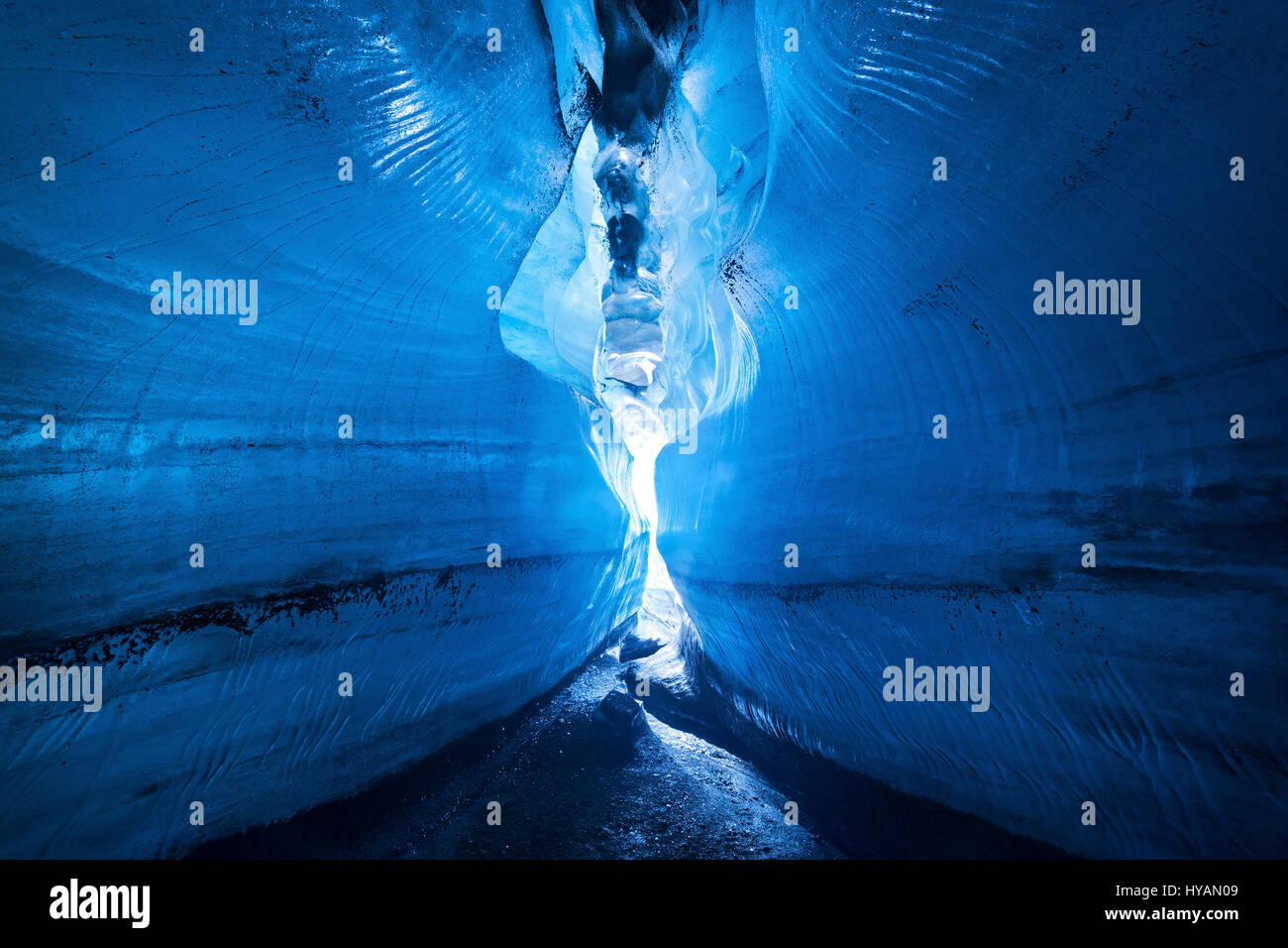 HOLUHAUN, ICELAND: A crevasse inside a glacier. EYE-POPPING pictures ...