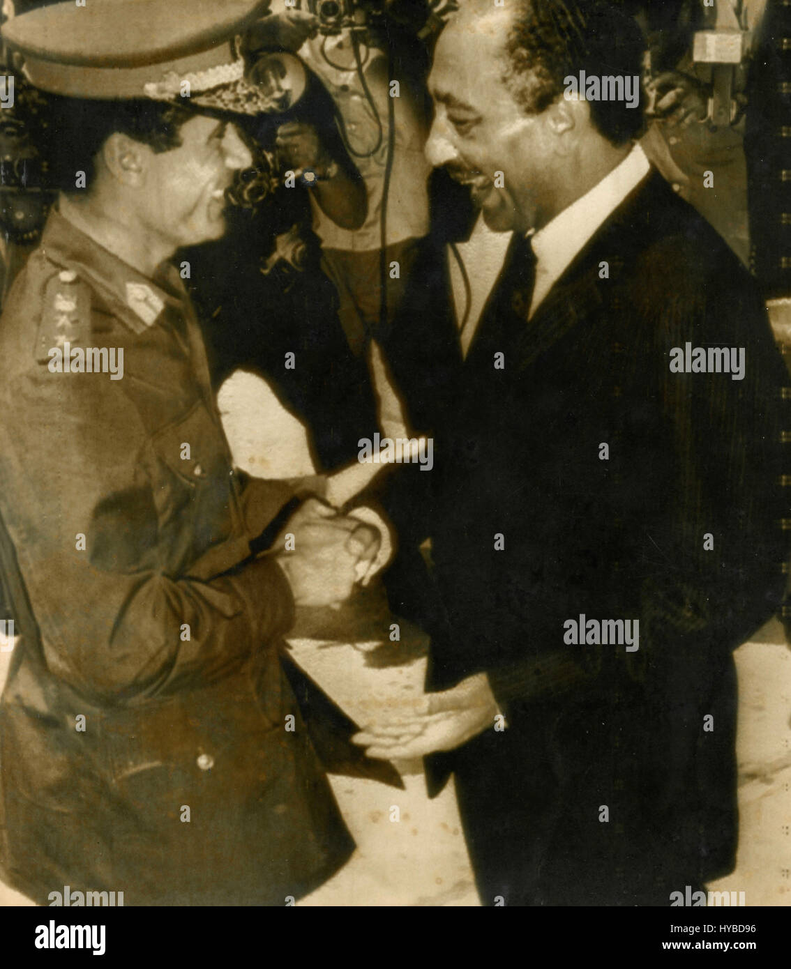 Libyan PM Muammar Gaddafi shake hands with Egyptian President Muhammad ...