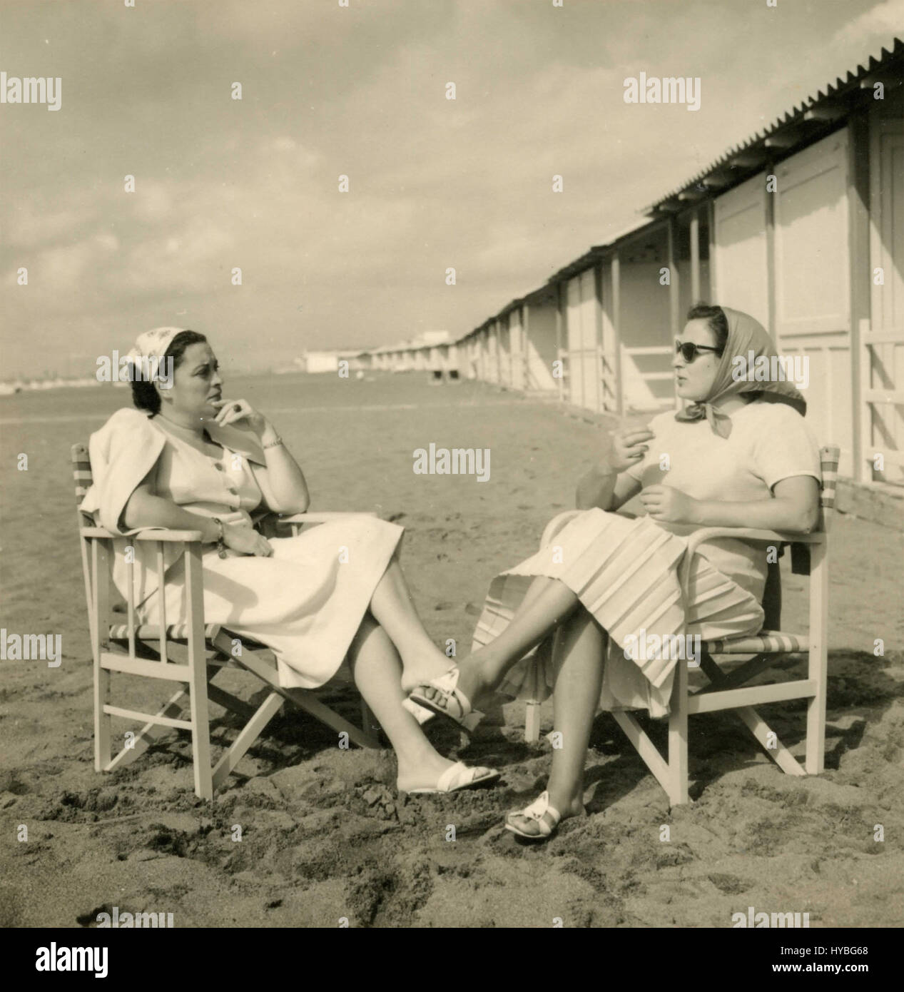 Women 1950s beach hi-res stock photography and images - Alamy