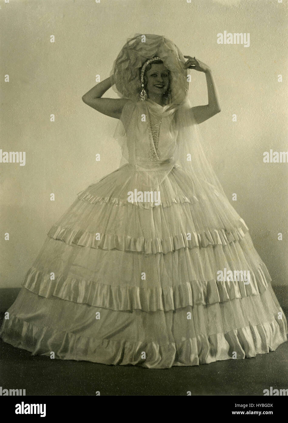 Burlesque dancer hi-res stock photography and images - Alamy