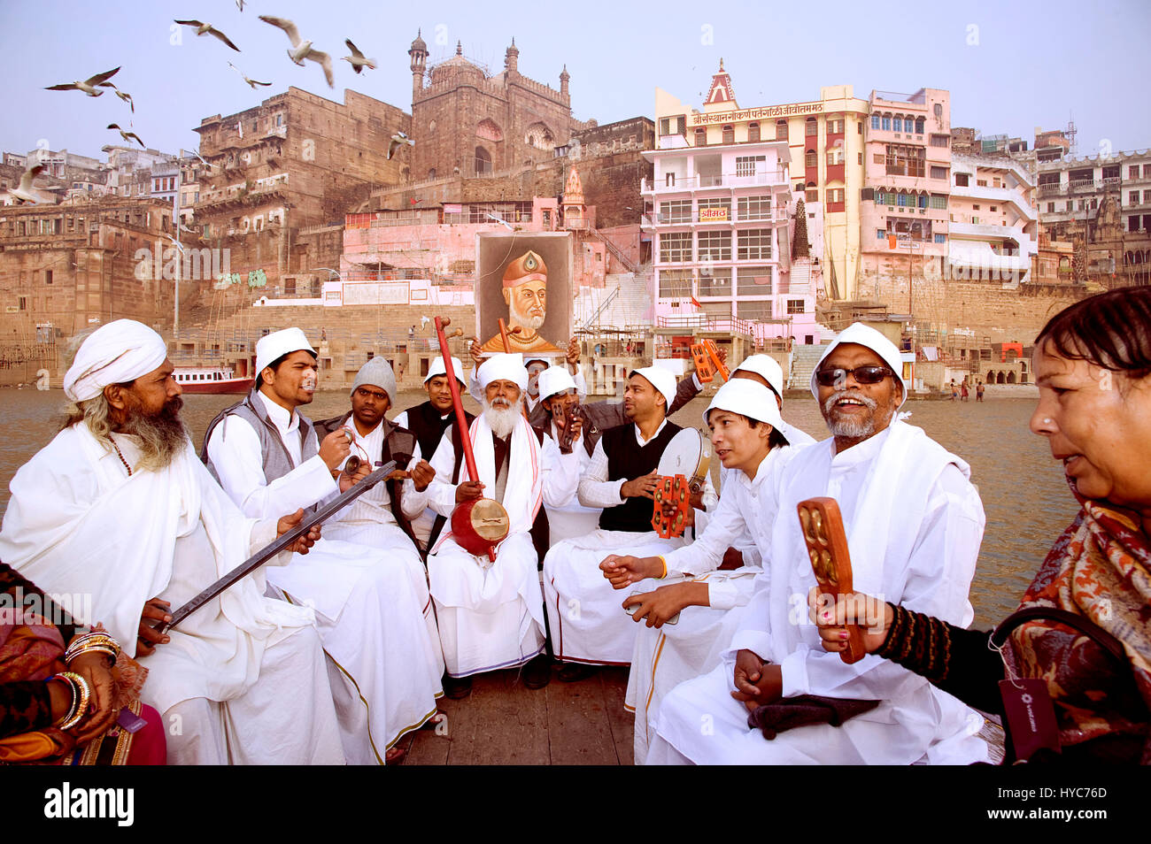 sant vivek das ji singing on boat, varanasi, uttar pradesh, Asia, India ...