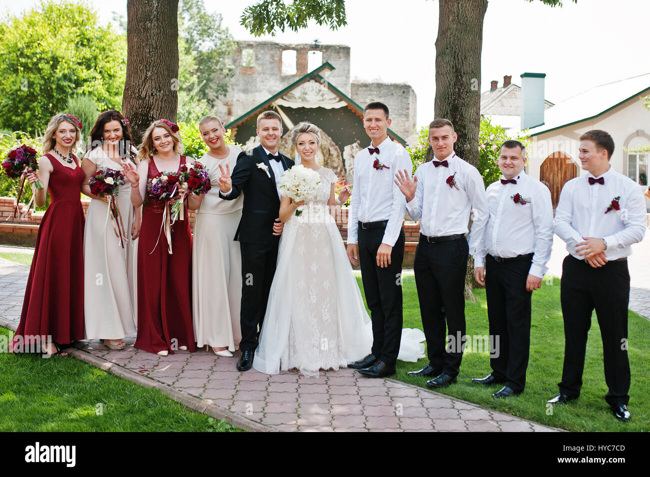 Elegance wedding couple with bridesmaids and best mans. Crowd of ...