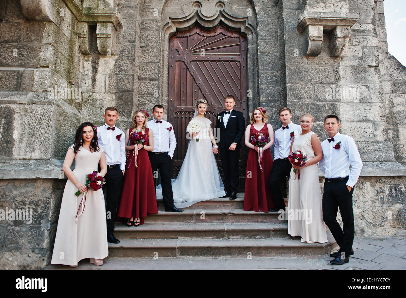 Elegance wedding couple with bridesmaids and best mans. Crowd of ...