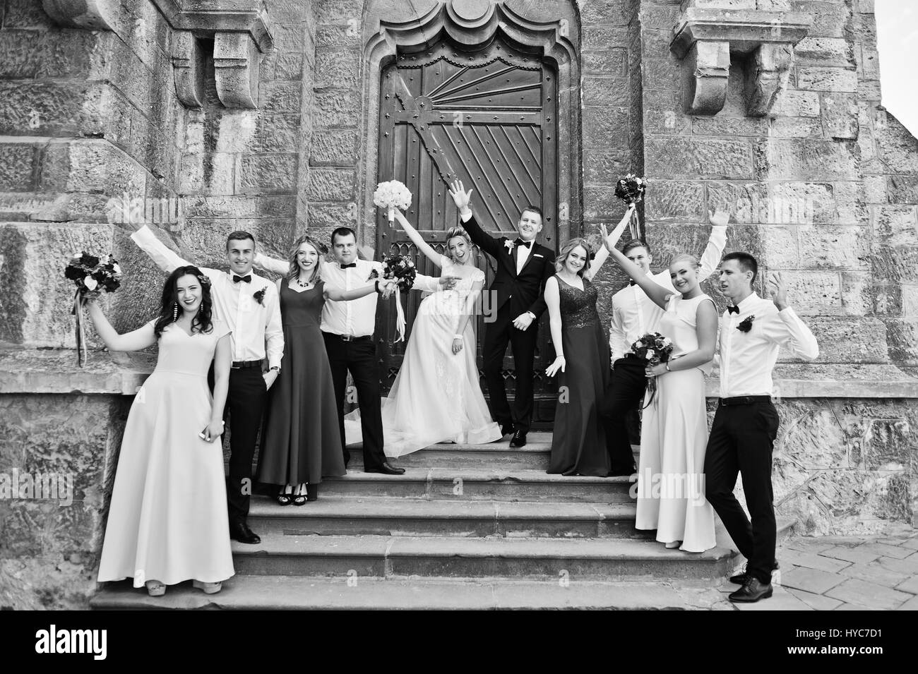 Elegance wedding couple with bridesmaids and best mans. Crowd of ...