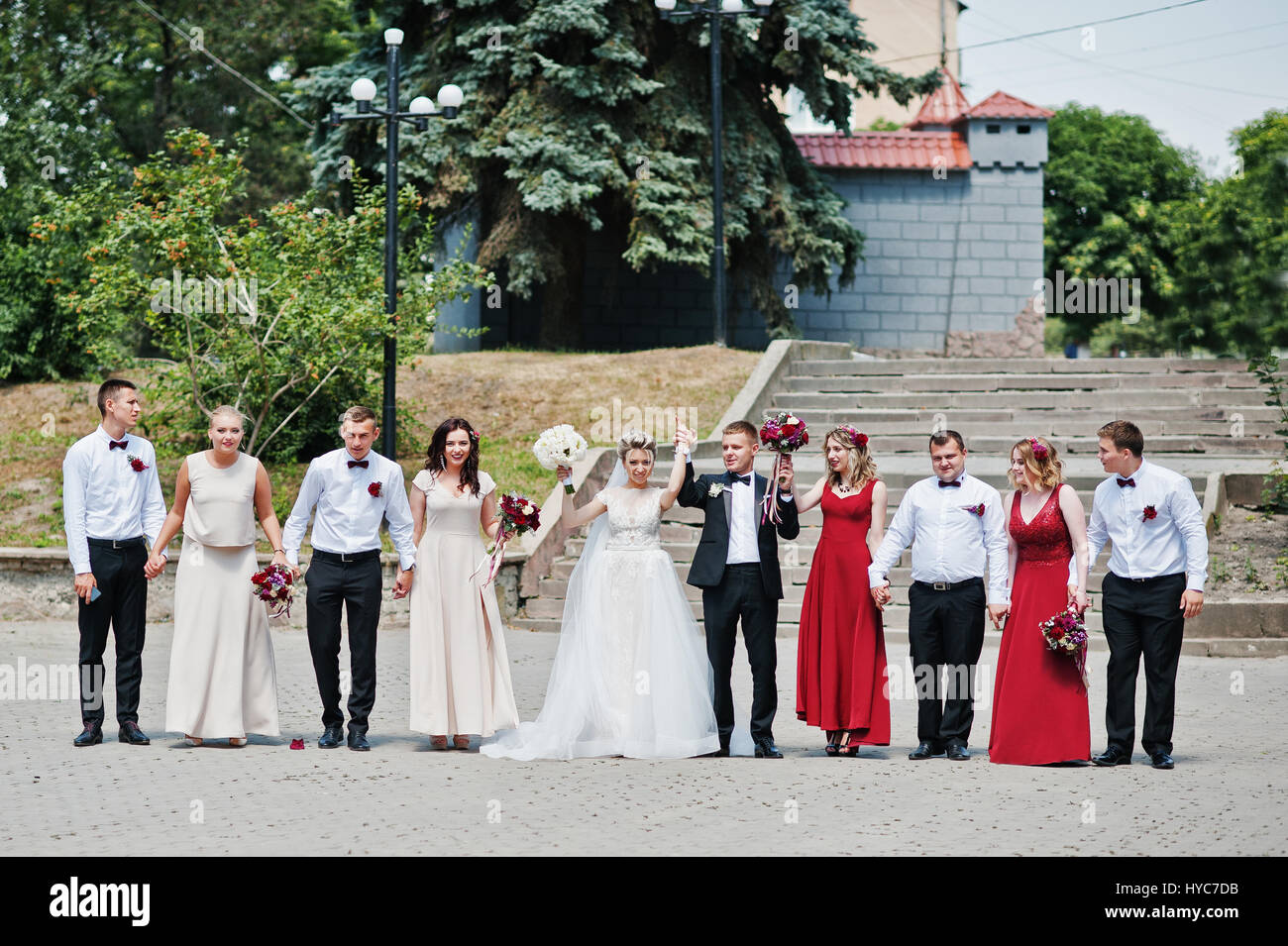 Elegance wedding couple with bridesmaids and best mans. Crowd of ...