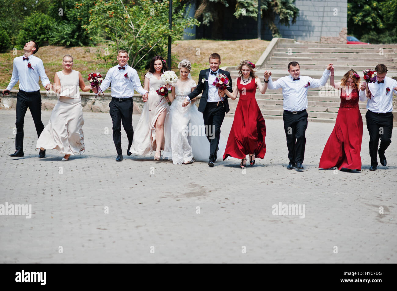 Elegance wedding couple with bridesmaids and best mans. Crowd of ...