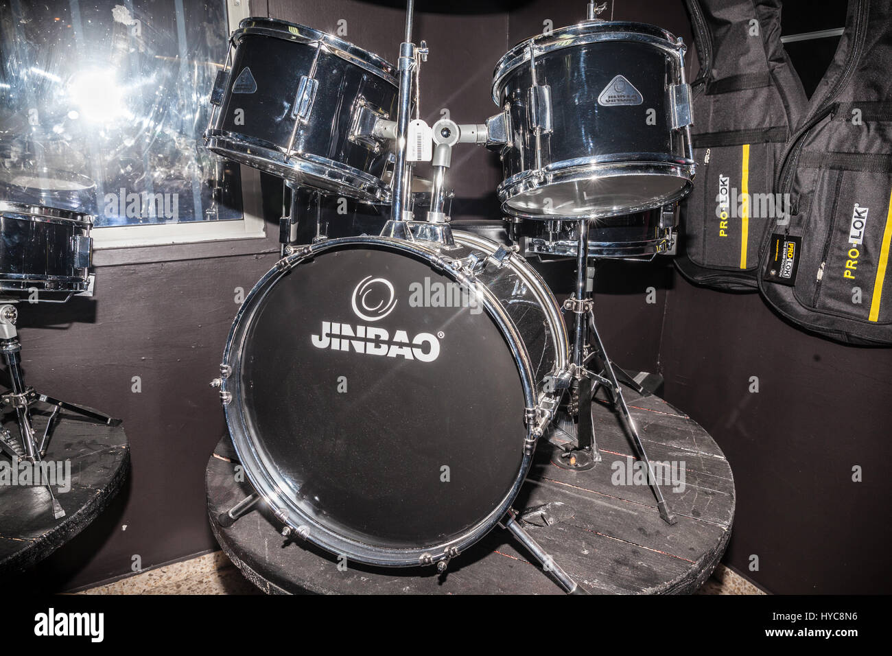 Non pitched percussion hi-res stock photography and images - Alamy