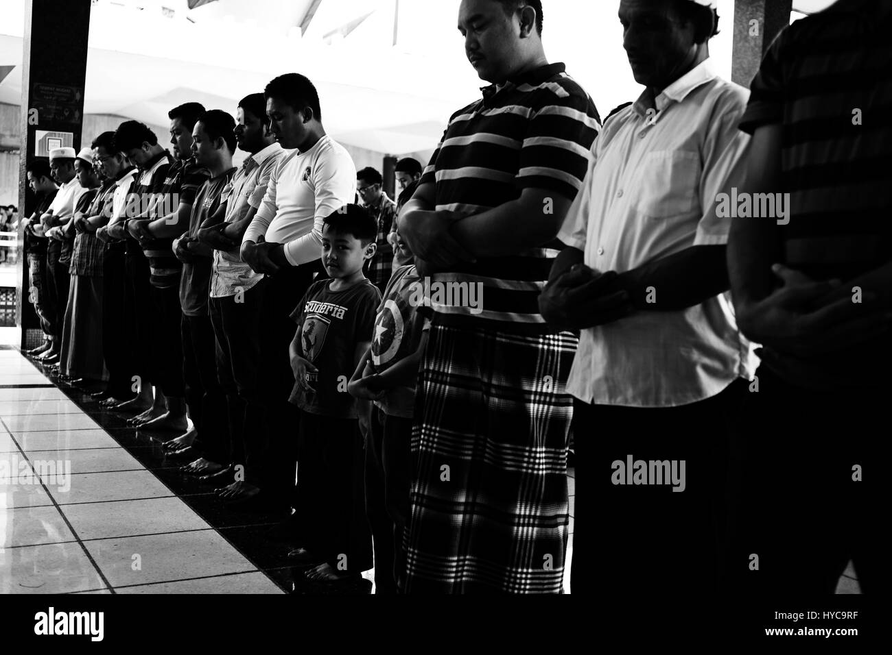 praying at mosque, kuala, lumpur, malaysia Stock Photo - Alamy