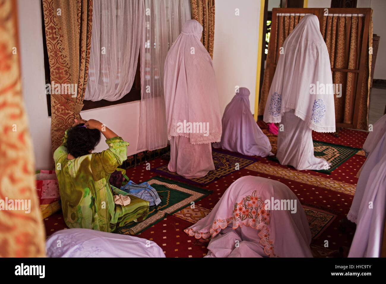 People praying in mosque hi-res stock photography and images - Alamy