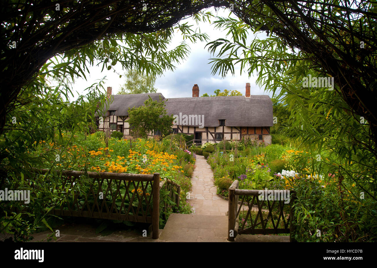 Anne hathaways cottage cottage lane hi-res stock photography and images ...