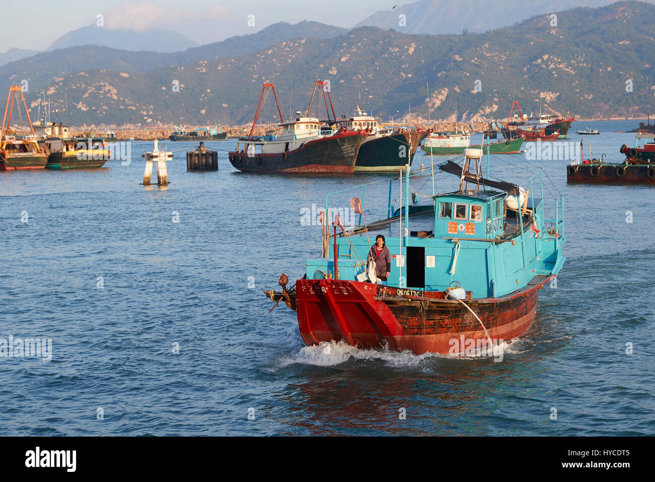 Traditional Wooden Chinese Fishing Boat Approaching The Wharf In Cheung ...