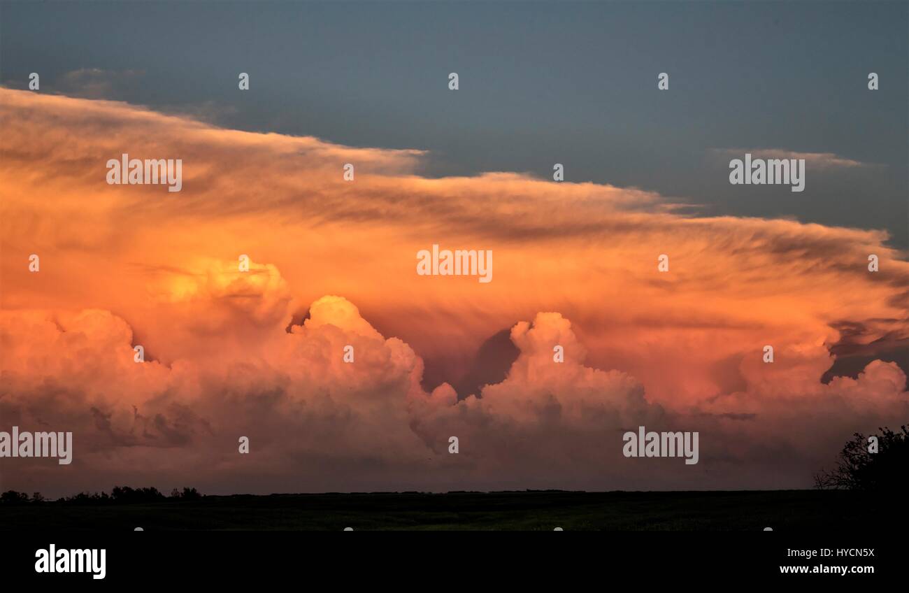Storm Clouds Saskatchewan Prairie scene Anvil Cloud Stock Photo - Alamy