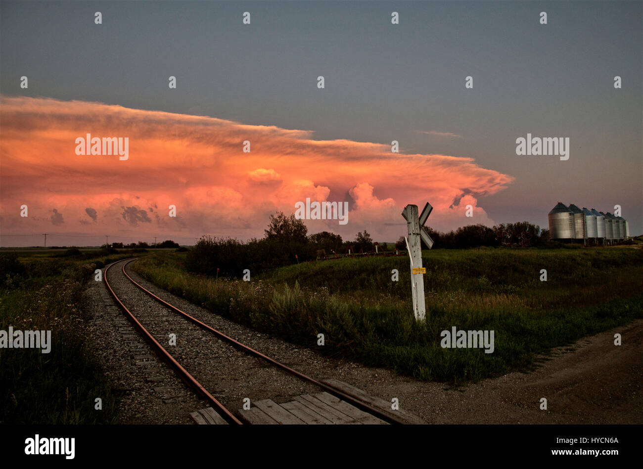 Storm Clouds Saskatchewan Prairie scene Anvil Cloud Stock Photo - Alamy