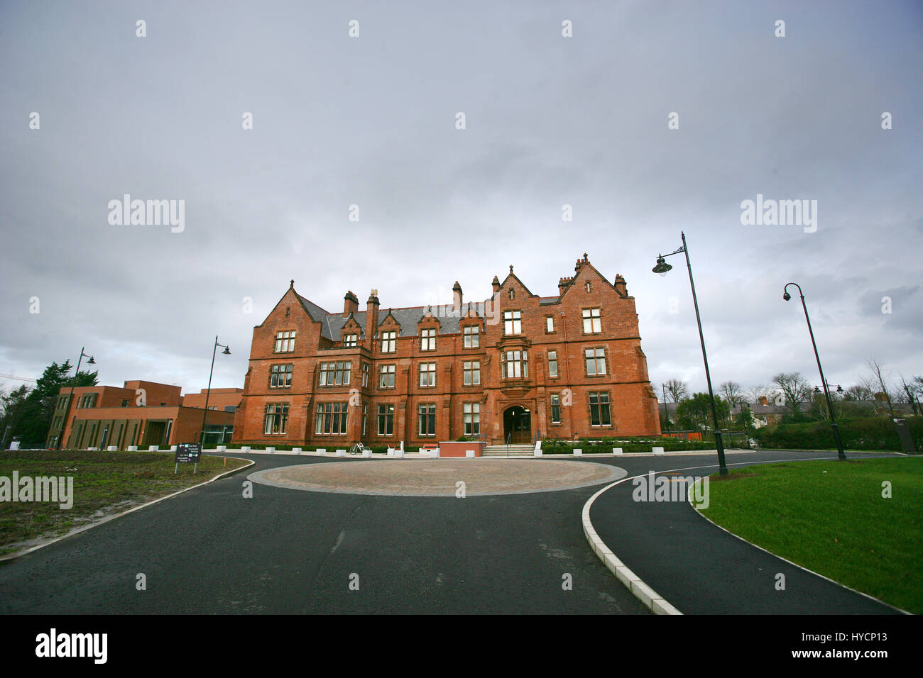 Queens university belfast falls hi-res stock photography and images - Alamy