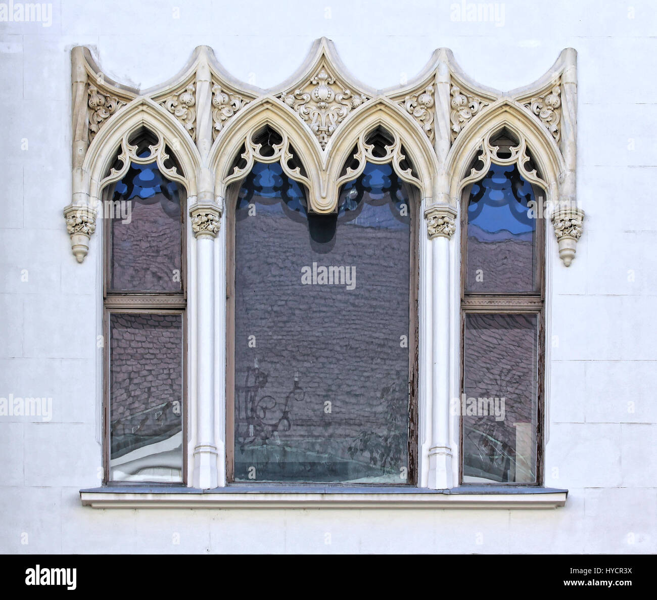 Gothic style arched windows hi-res stock photography and images - Alamy
