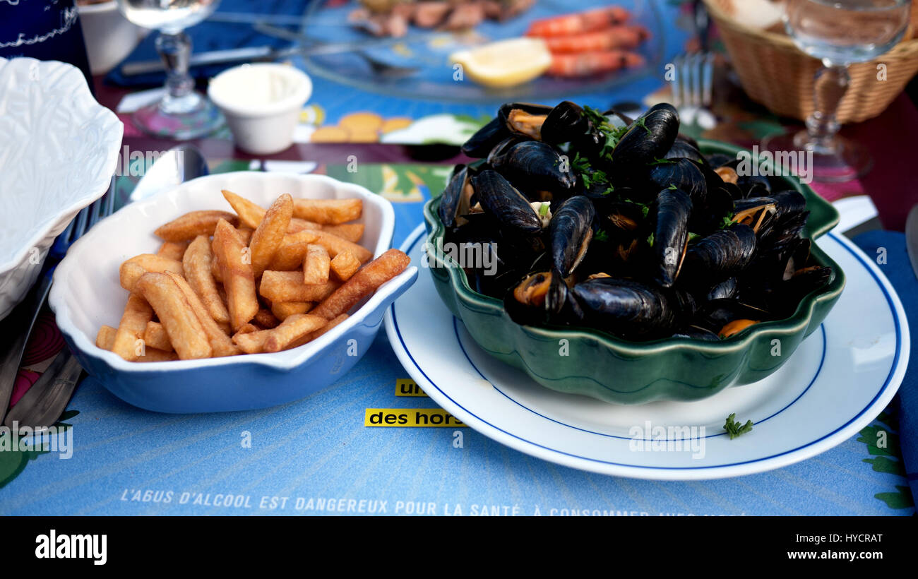French mussels frites hi-res stock photography and images - Alamy