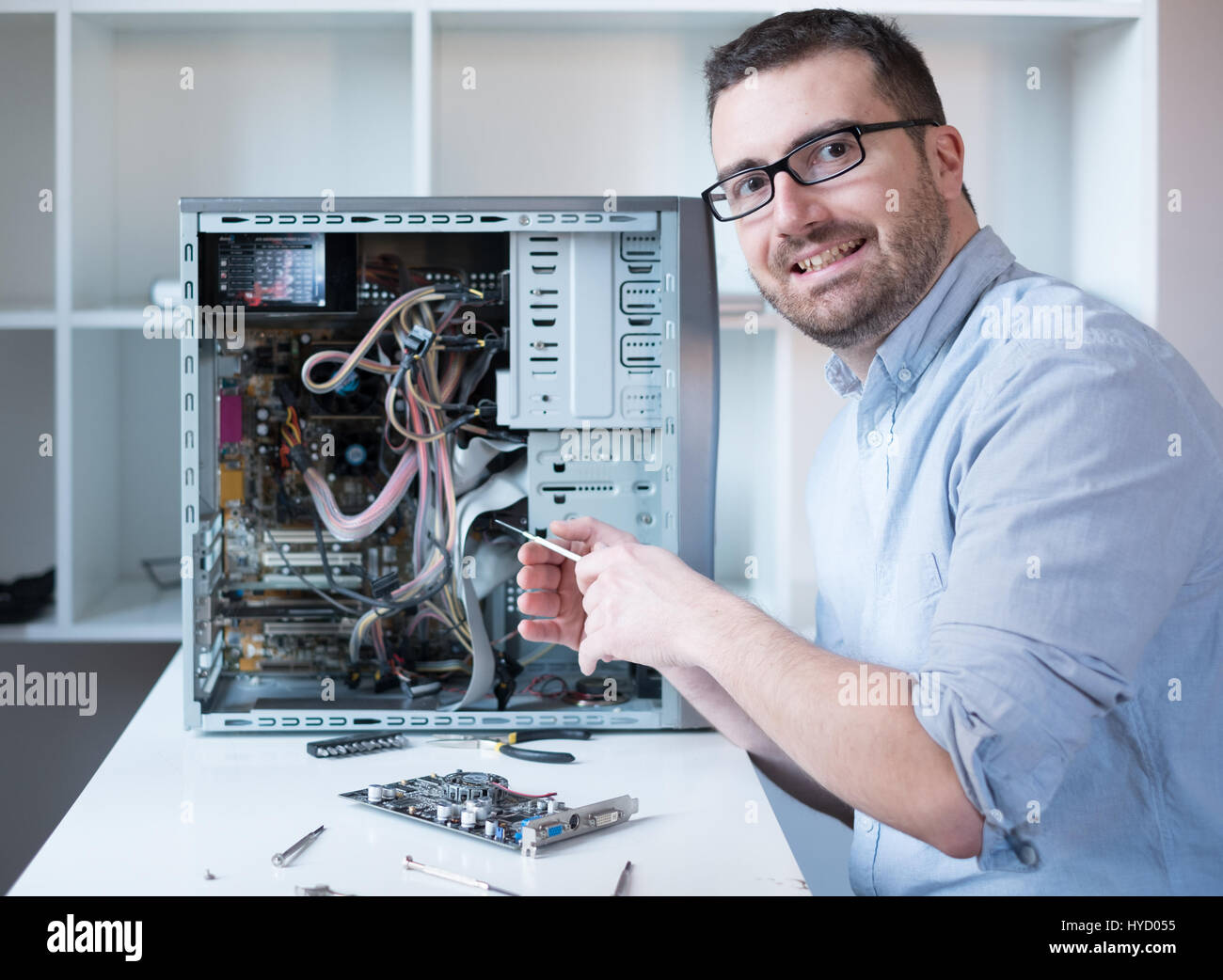 Fixing computer hi-res stock photography and images - Alamy