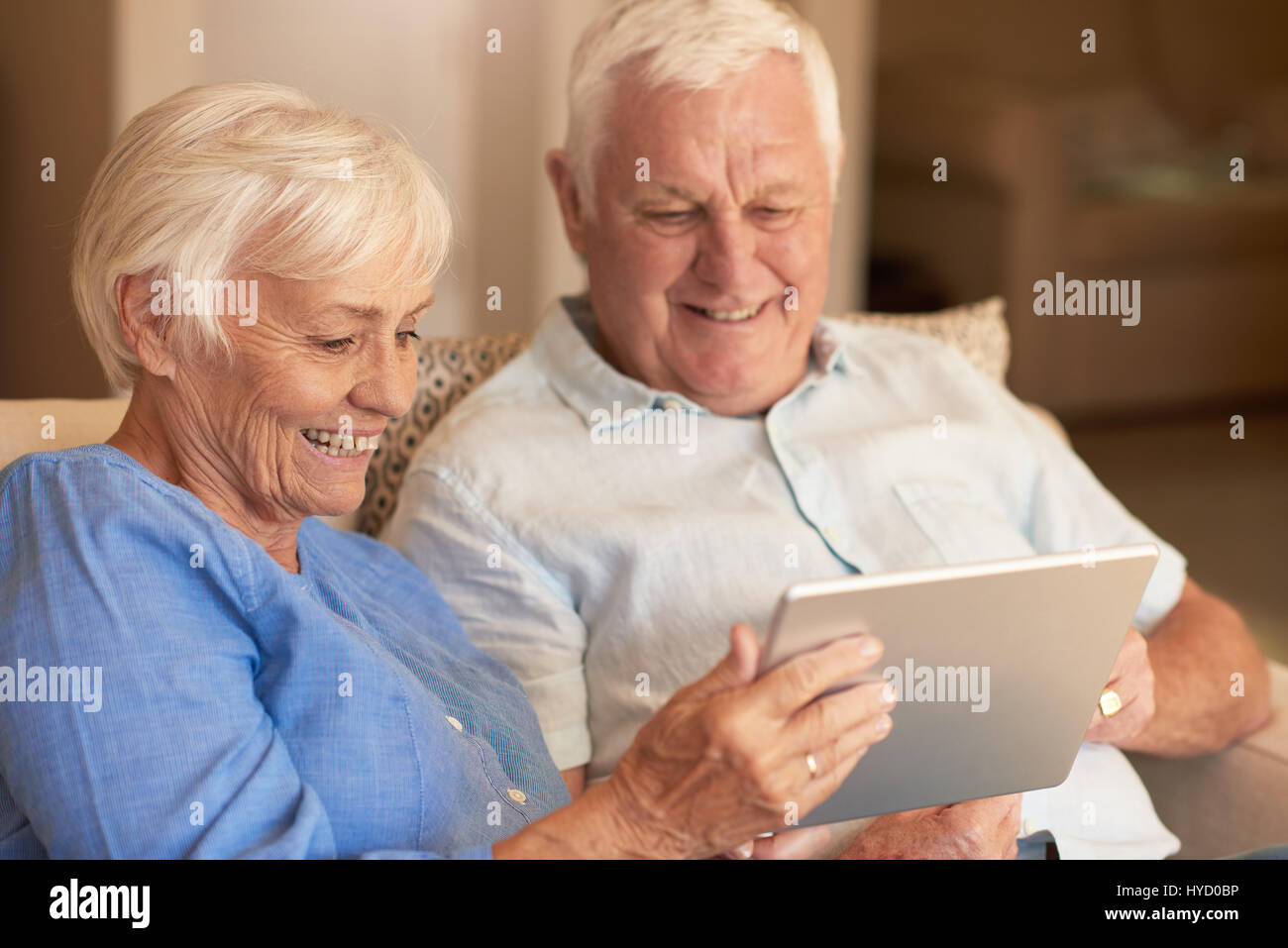 Couple elderly sofa talking hi-res stock photography and images - Alamy